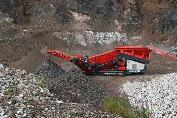 Sandvik QE241, un crible scalpeur compact mais de grande capacité ...